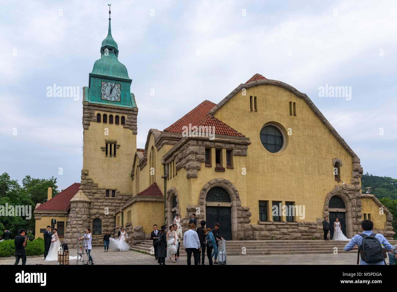 Couples flock to Qingdao Protestant church to have their wedding photos ...