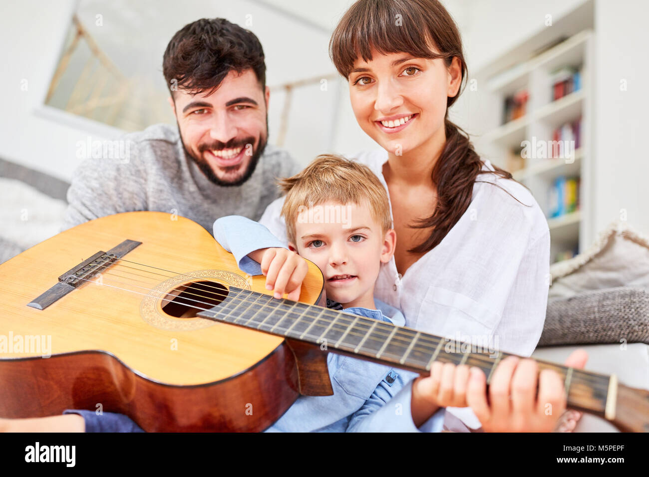 Child between parents hi-res stock photography and images - Alamy