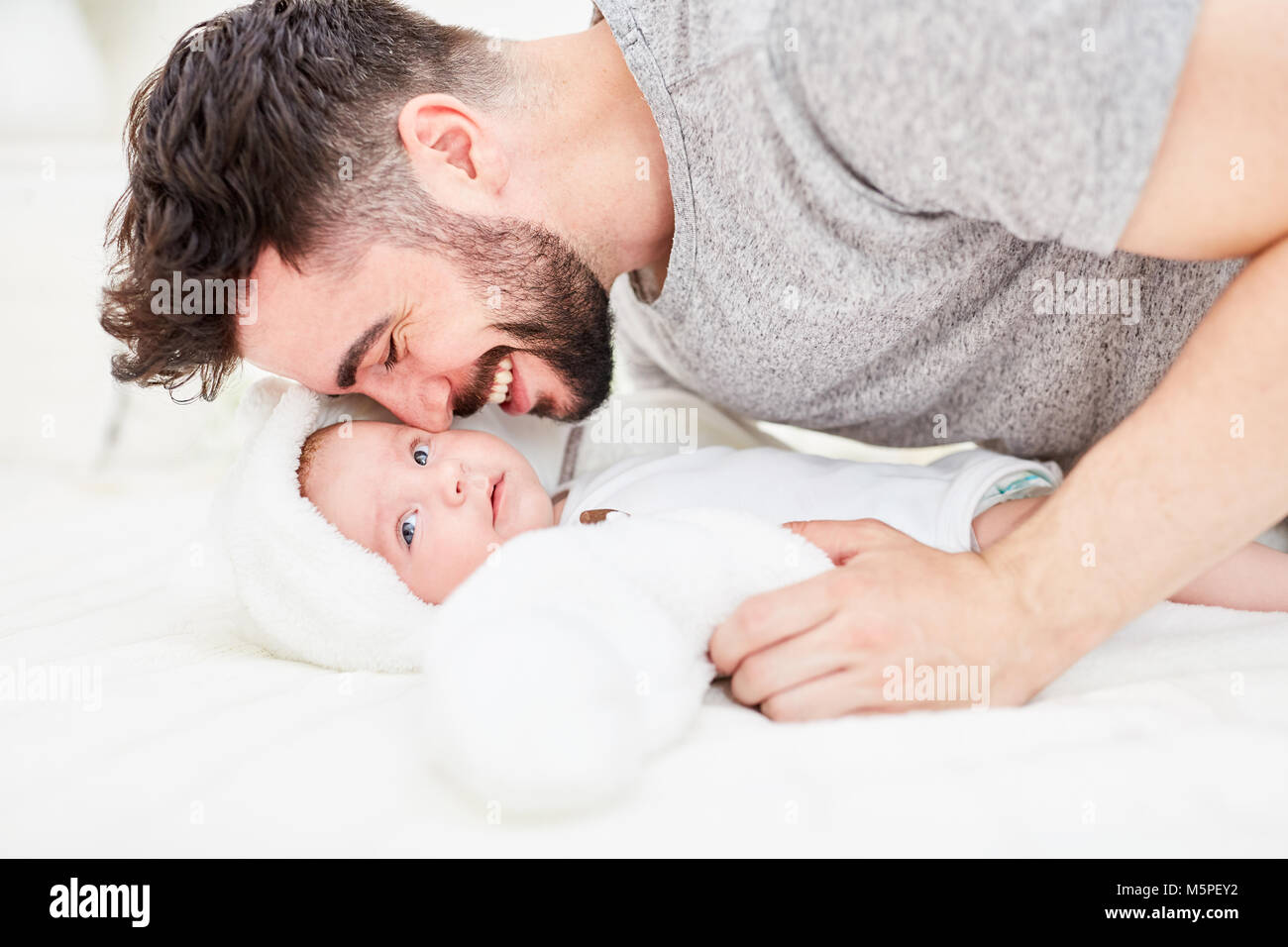 Baby cuddles hi-res stock photography and images - Alamy