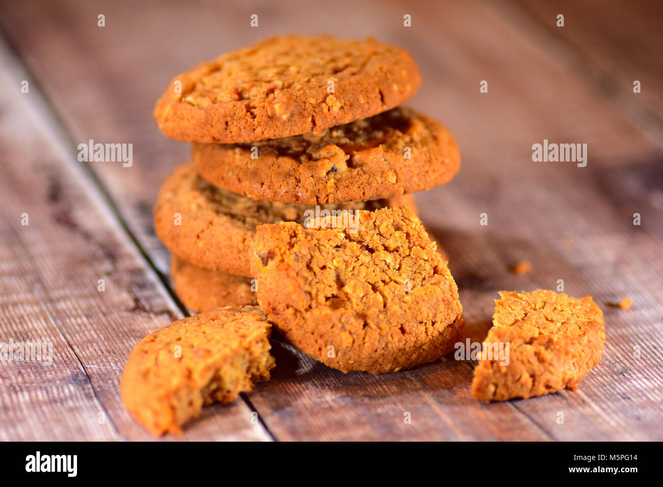 Crumbling cookie hi-res stock photography and images - Alamy
