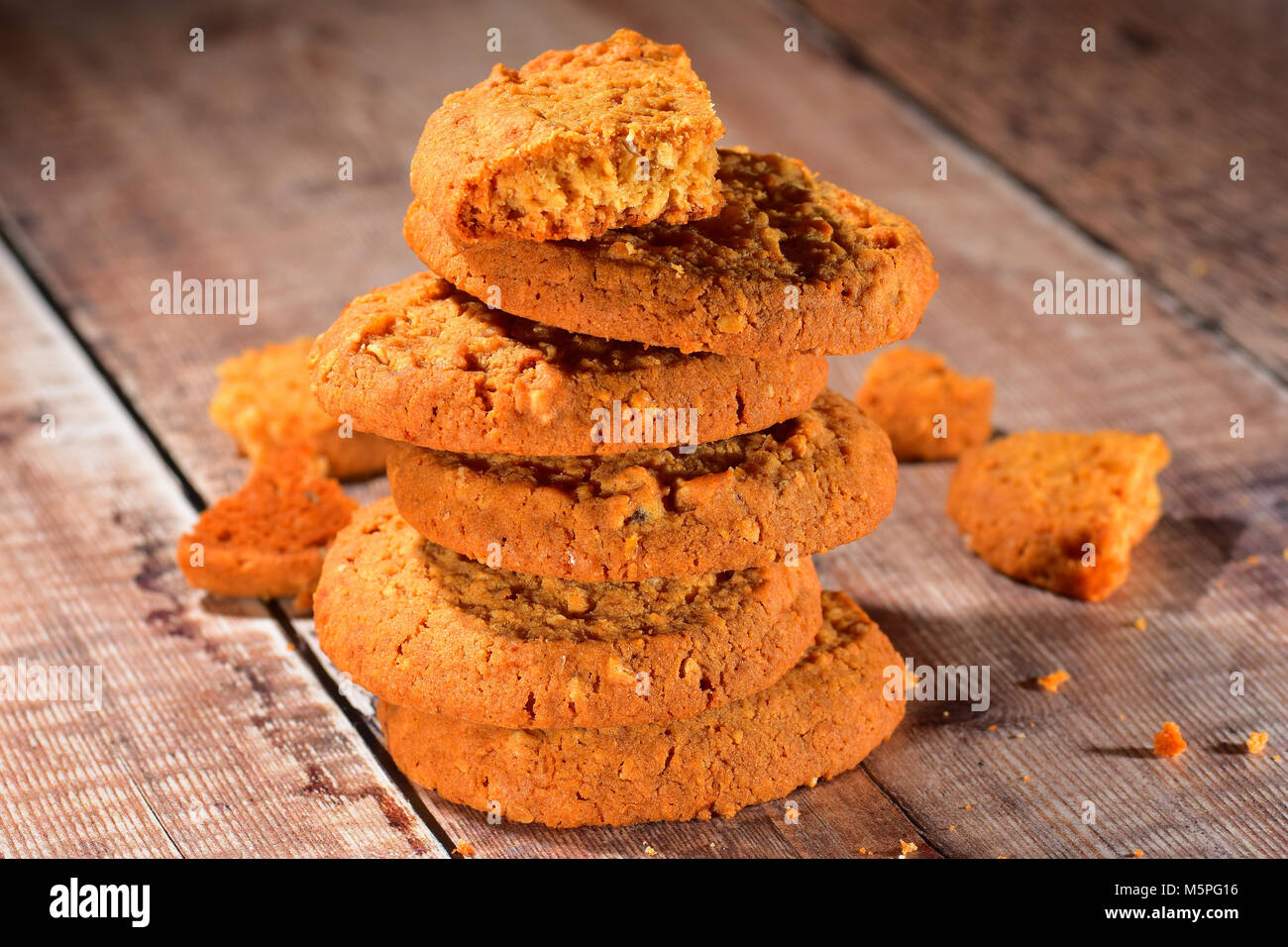 Crumbling cookie hi-res stock photography and images - Alamy