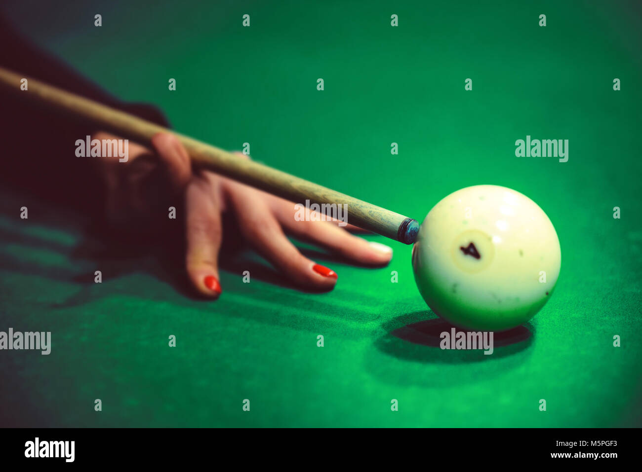 Woman's hand with cue playing pool Stock Photo - Alamy