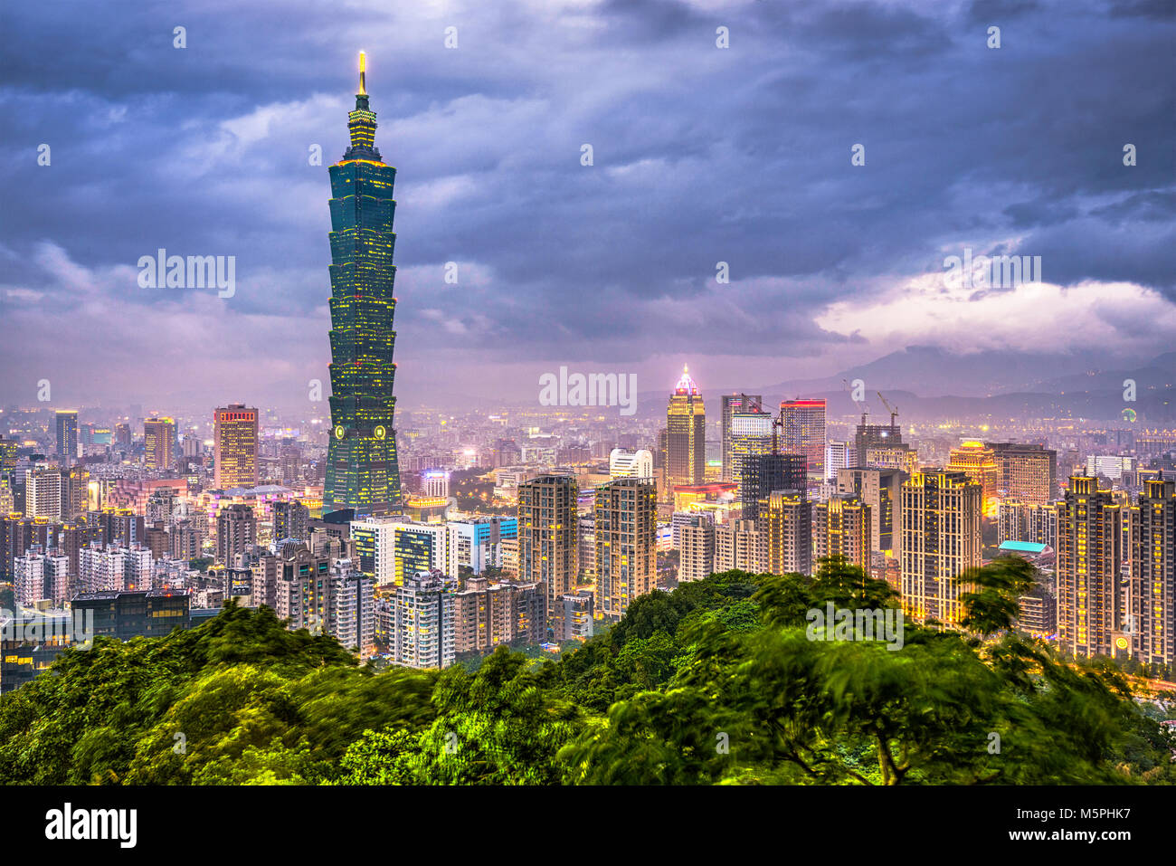 Taipei, Taiwan city skyline at dusk Stock Photo - Alamy