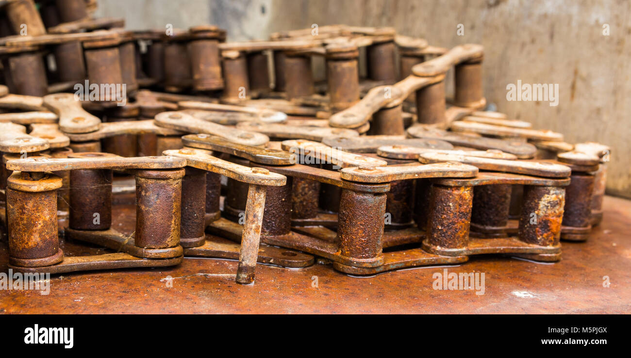 Machine old rusted chain links Stock Photo - Alamy