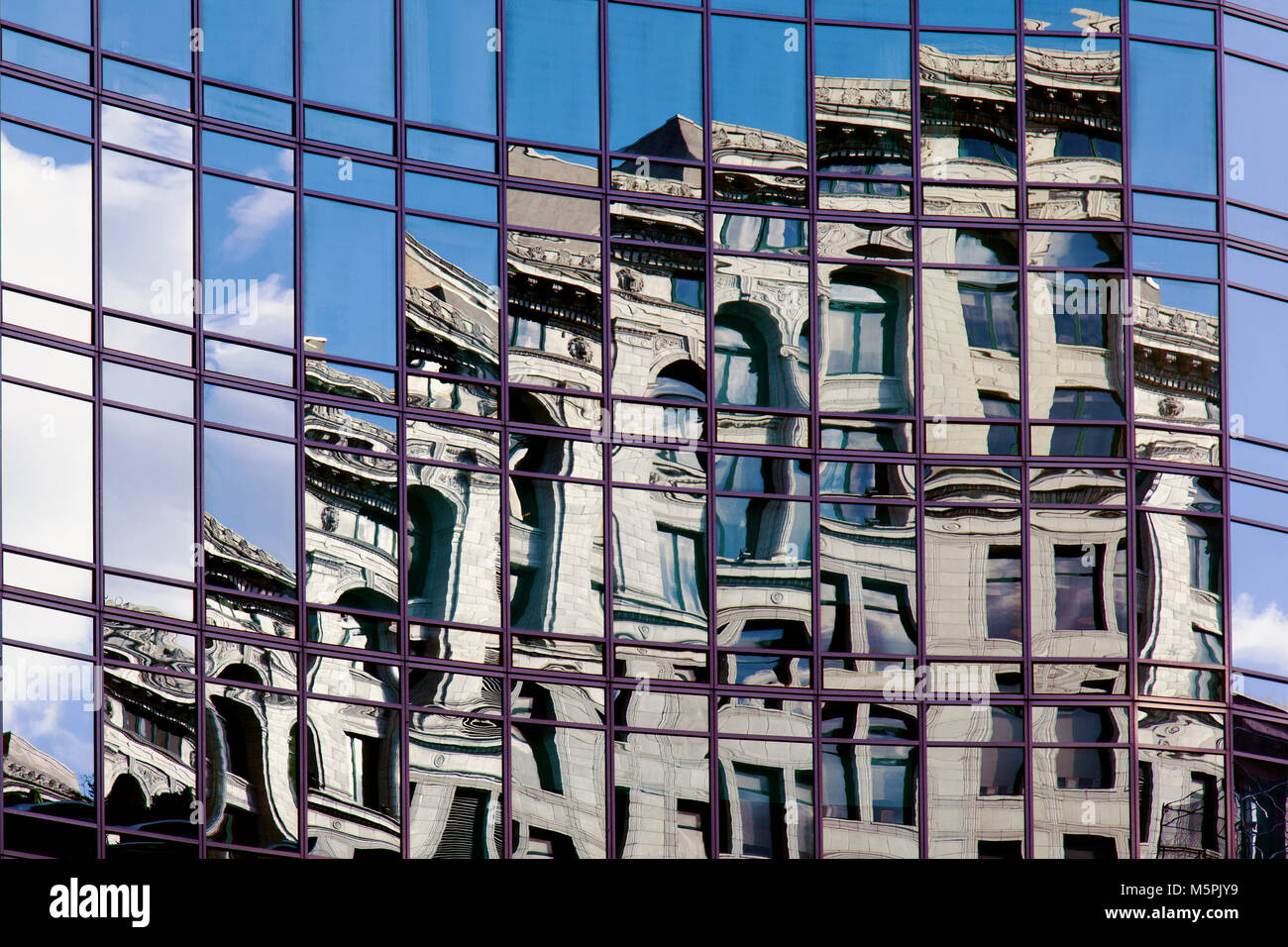 Reflection mirror building nyc hi-res stock photography and images - Alamy