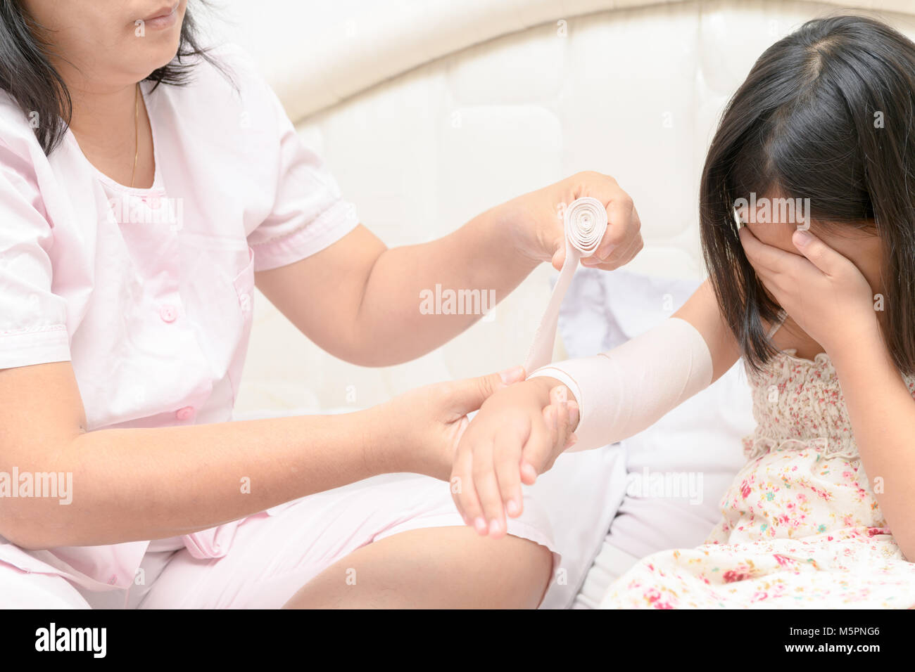 Bone fracture first aid hi-res stock photography and images - Alamy