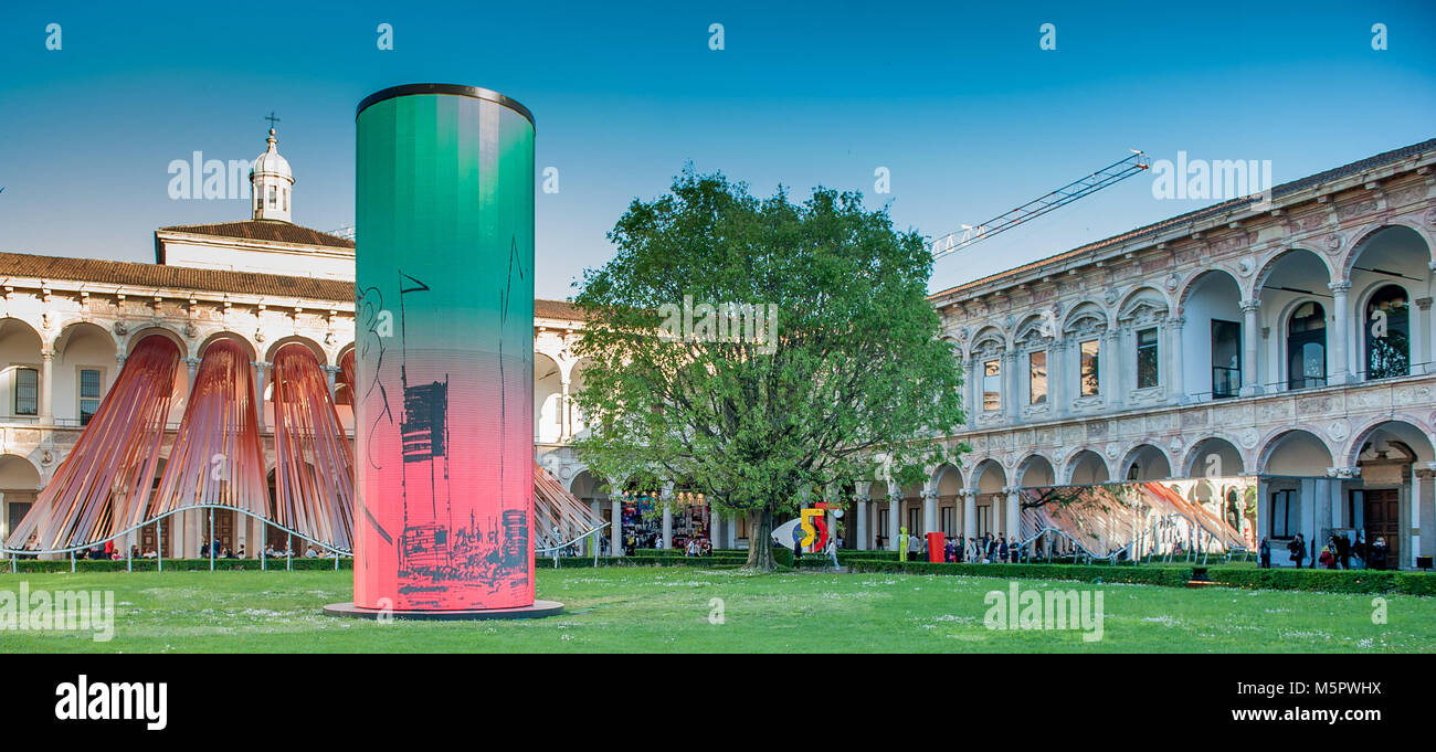 University milan courtyard hi-res stock photography and images - Alamy