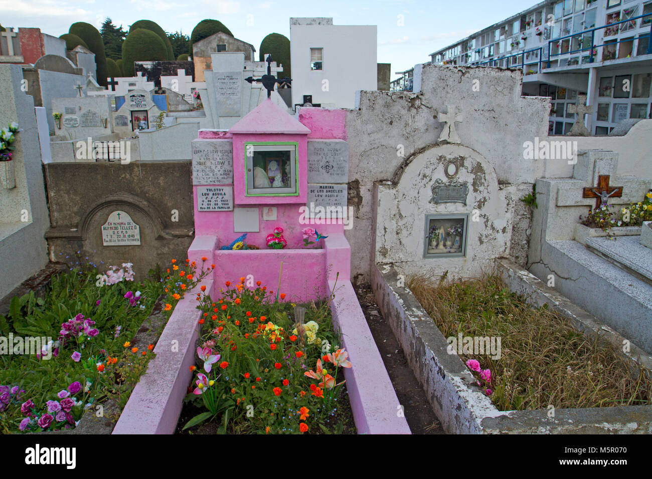 Chile cemetery cementerio graves hi-res stock photography and images ...
