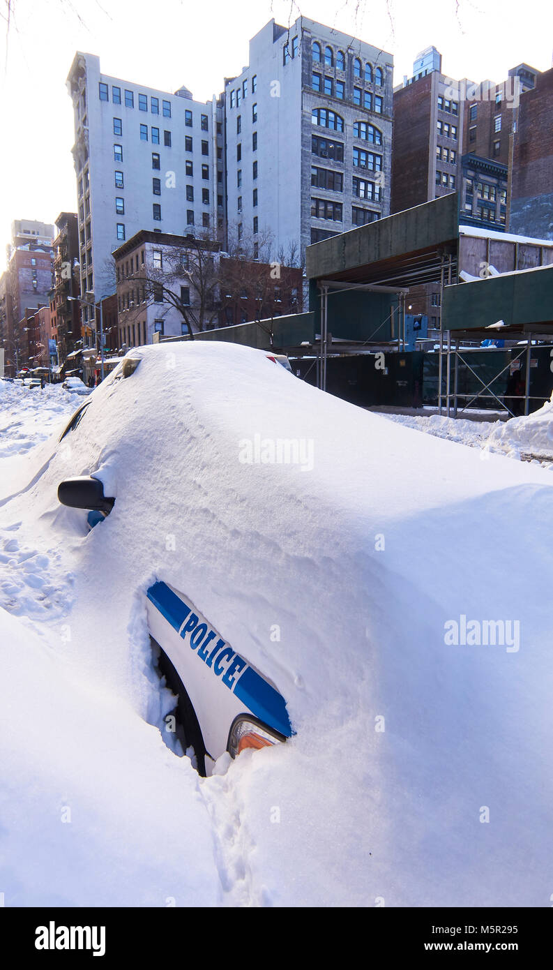 Nypd car snow hi-res stock photography and images - Alamy