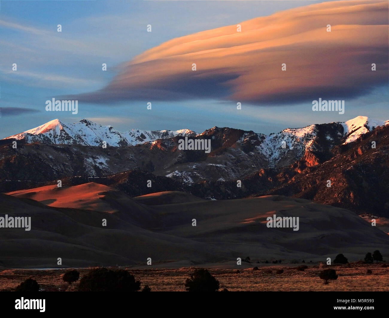 Lenticular Cloud over Dunes Stock Photo - Alamy