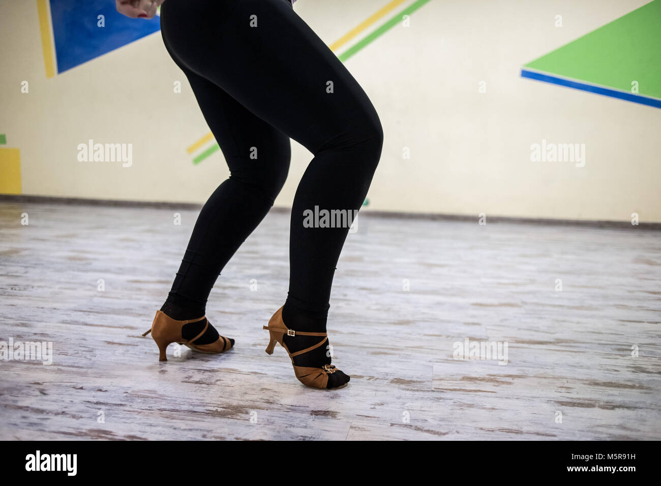 Full figured girl hi-res stock photography and images - Alamy