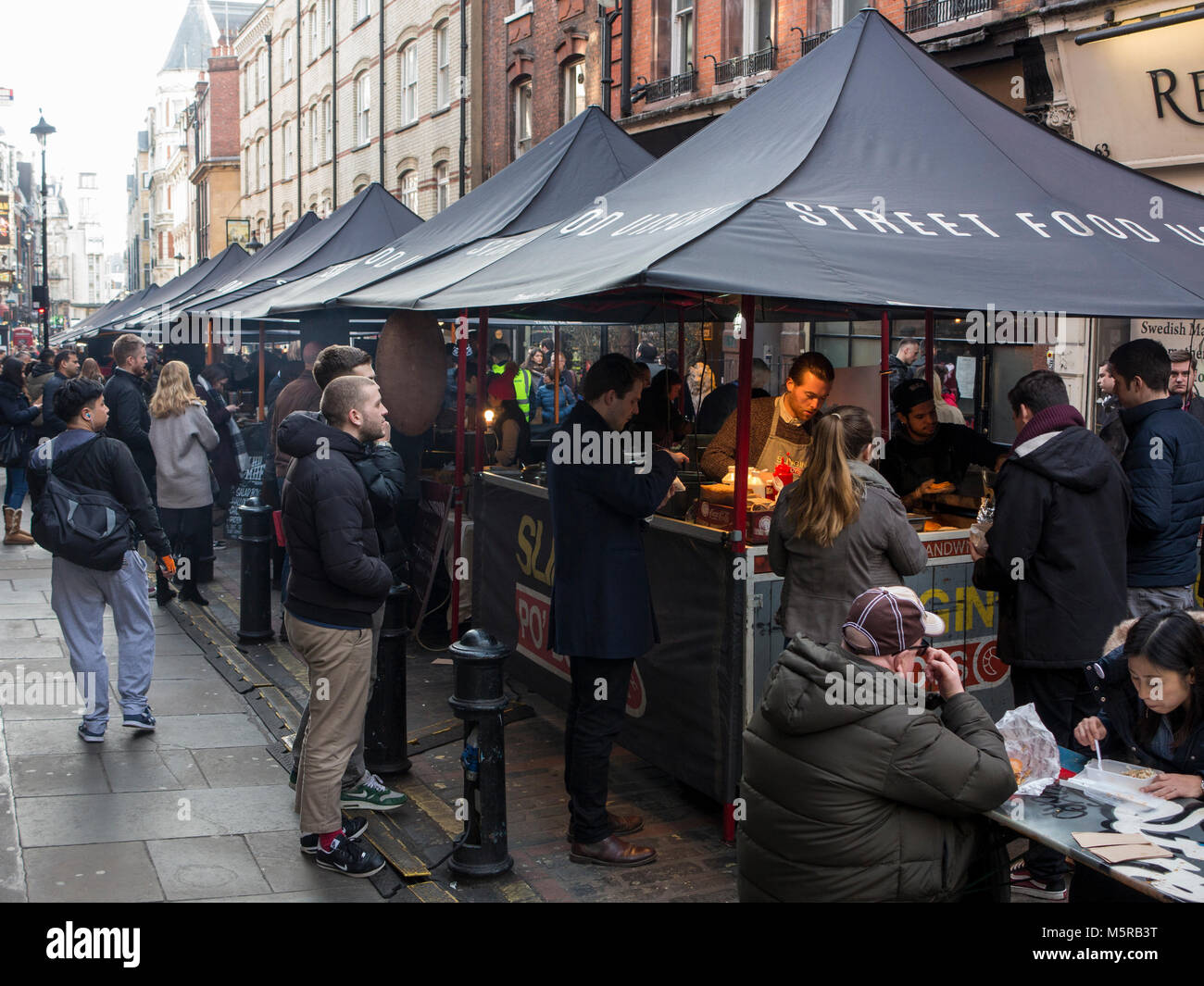 Shoppers eating lunch hi-res stock photography and images - Alamy