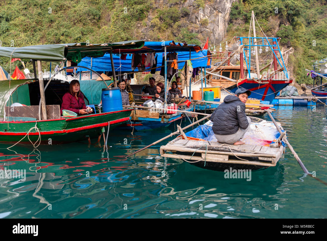 Vietnamese families in their house boats at the Cua Van floating ...