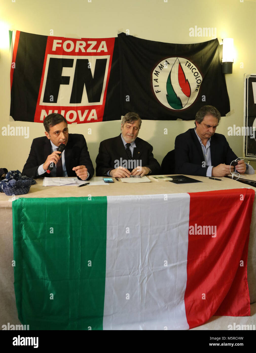 Napoli, Italy. 25th Feb, 2018. Militants of Forza Nuova and Fiamma ...