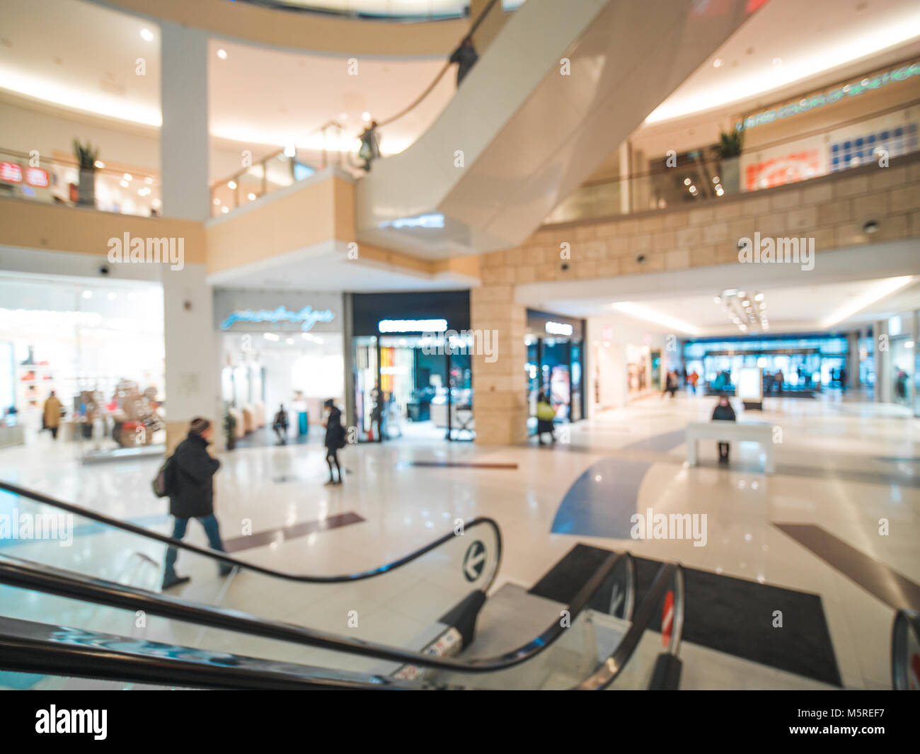 Shopping mall blur background with bokeh. Blurred hall of shopping mall ...