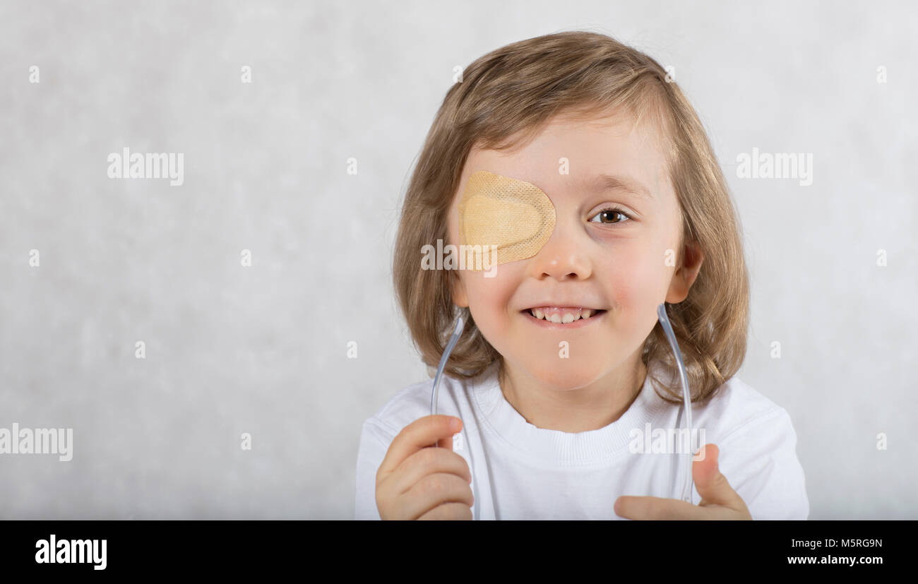 Boy with eye pad hi-res stock photography and images - Alamy