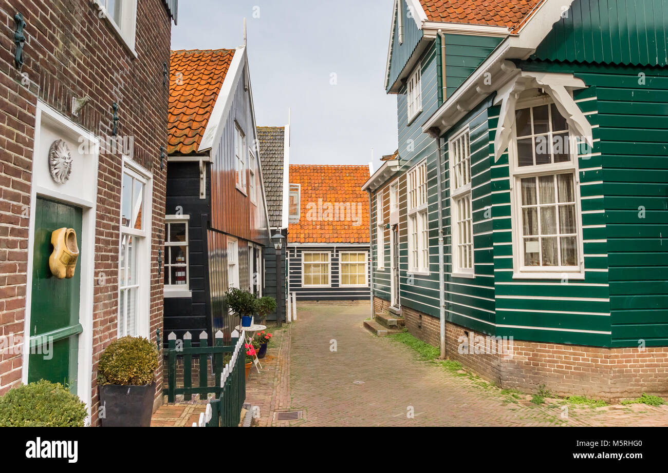 Little street in the historic fishing village of Marken, Netherlands ...