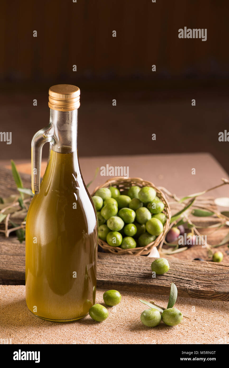Bottle of extra virgin olive oil Stock Photo - Alamy