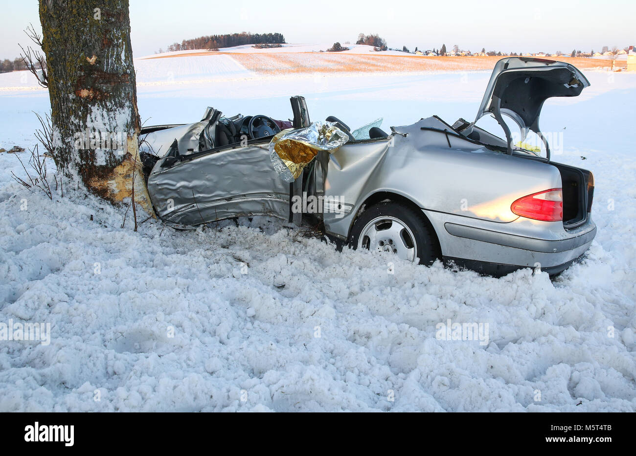 Car collision tree hi-res stock photography and images - Alamy