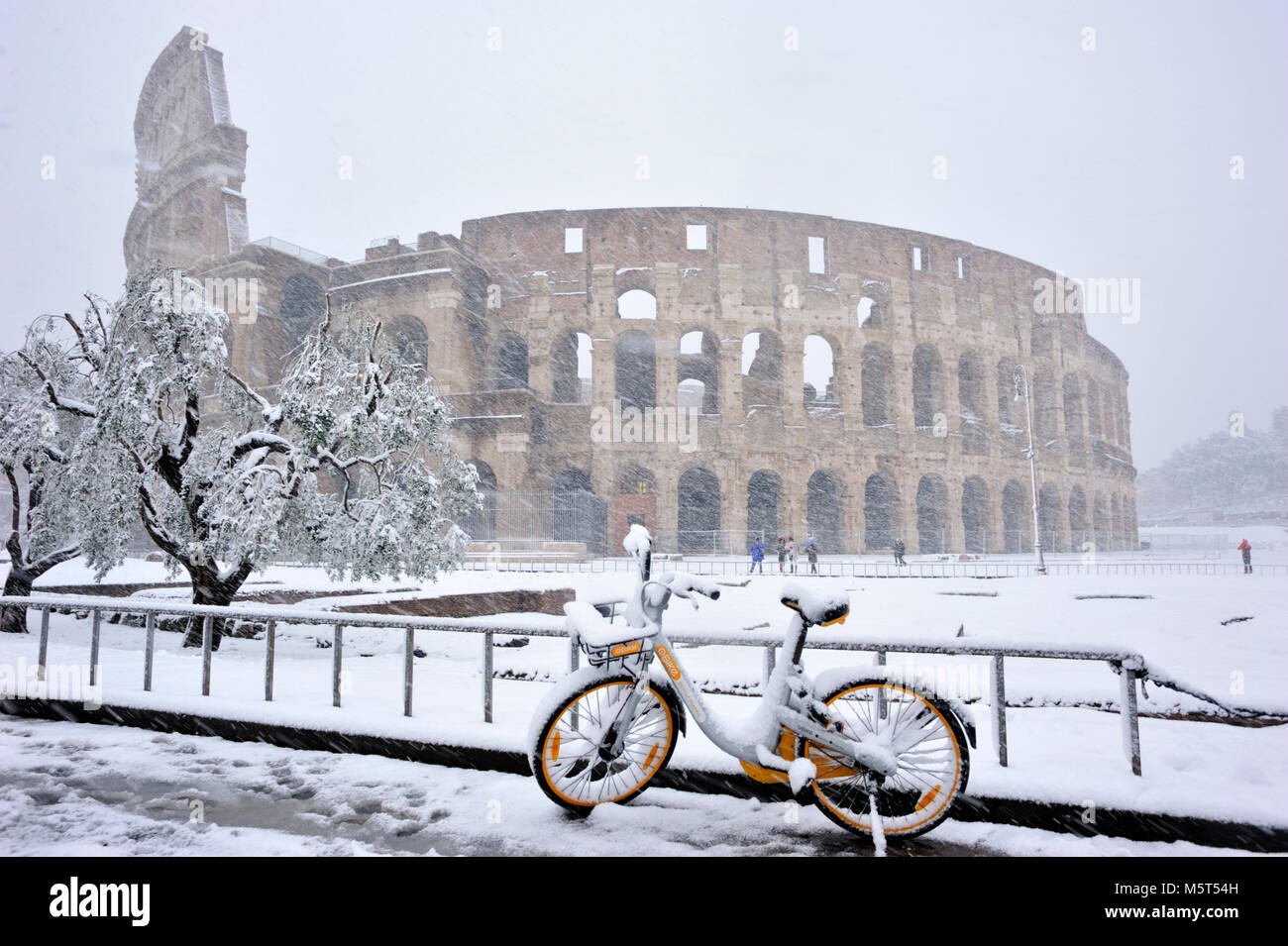 Bicycle colosseum rome italy hi-res stock photography and images - Alamy