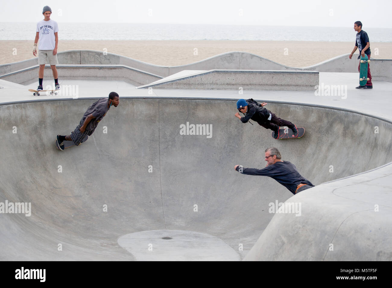 Pool skateboarding hi-res stock photography and images - Alamy