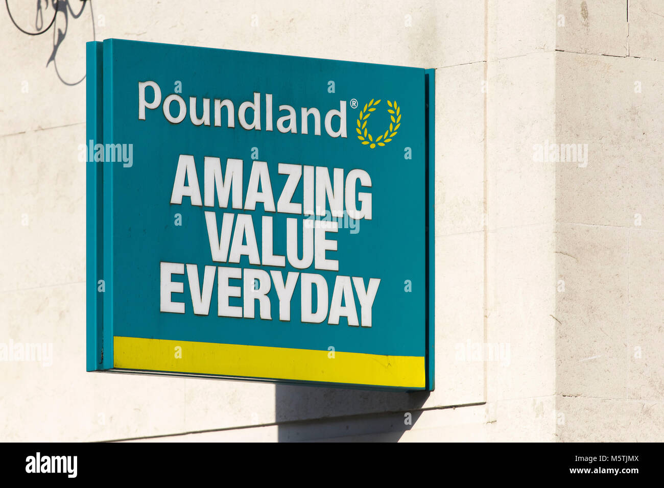 One pound store hi-res stock photography and images - Alamy