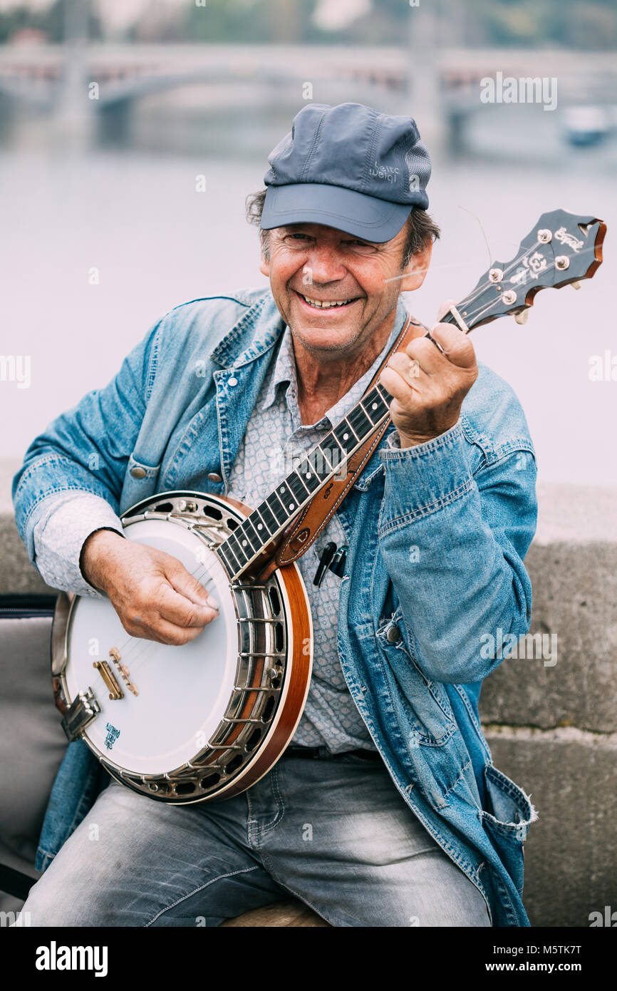 Old busker and banjo hi-res stock photography and images - Alamy