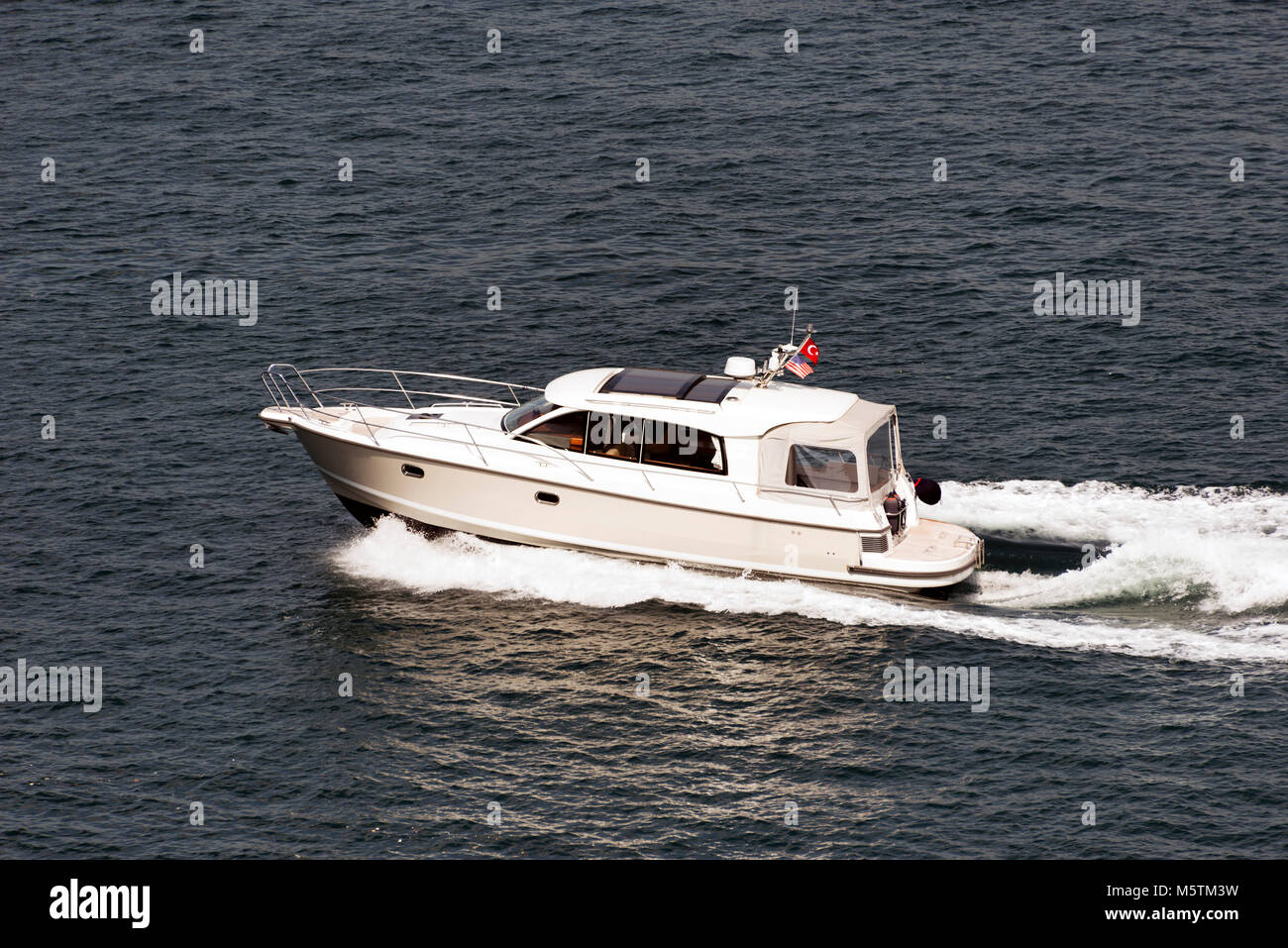Speeding sport boats hi-res stock photography and images - Alamy