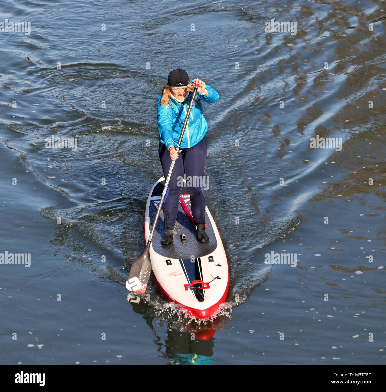 Paddling in thames hi-res stock photography and images - Alamy