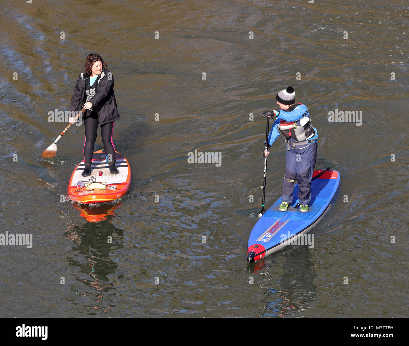 Paddleboarding on river thames hi-res stock photography and images - Alamy