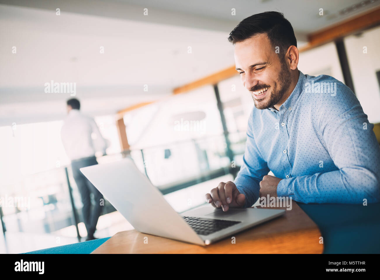 Developer working in laptop hi-res stock photography and images - Alamy