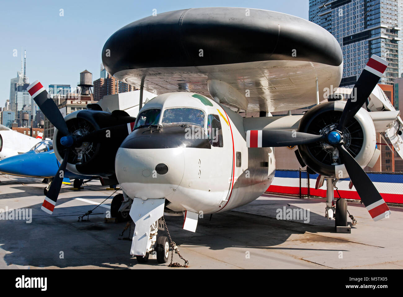 A front view of a propeller airplane Stock Photo - Alamy