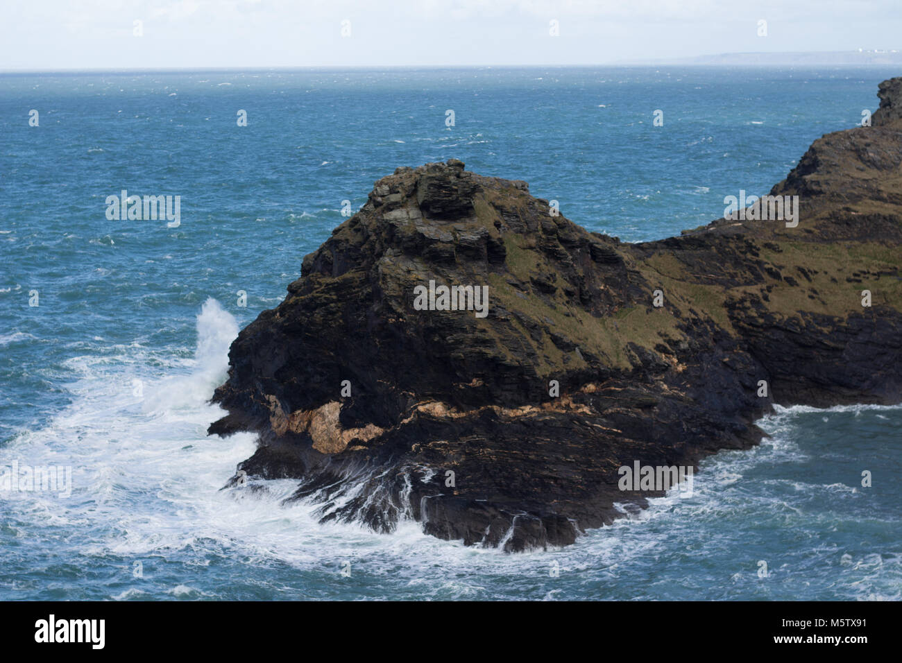 Wave hitting rock hi-res stock photography and images - Alamy