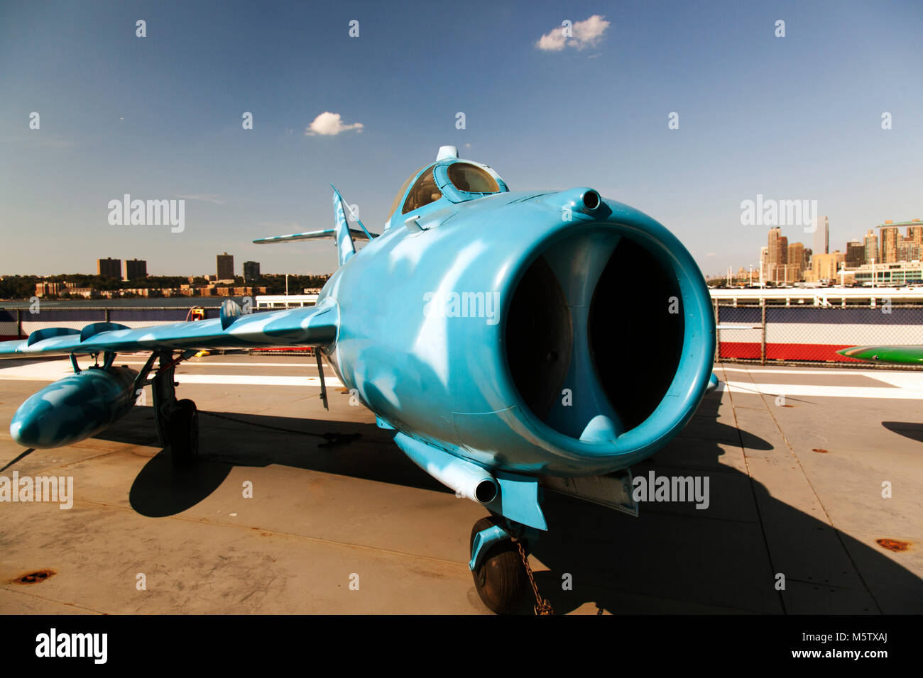 A front view of a military jet fighter plane Stock Photo - Alamy