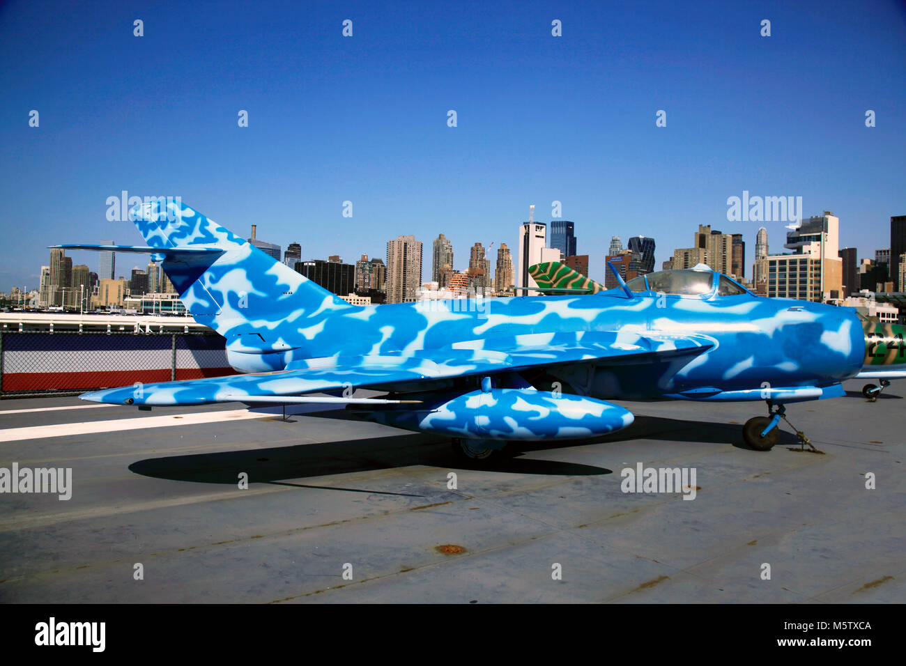 A front view of a military jet fighter plane Stock Photo - Alamy