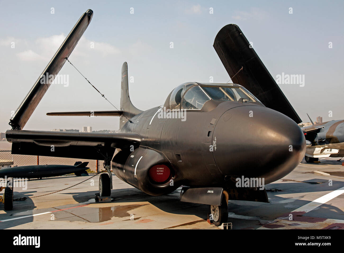 A front view of a military jet fighter plane Stock Photo - Alamy