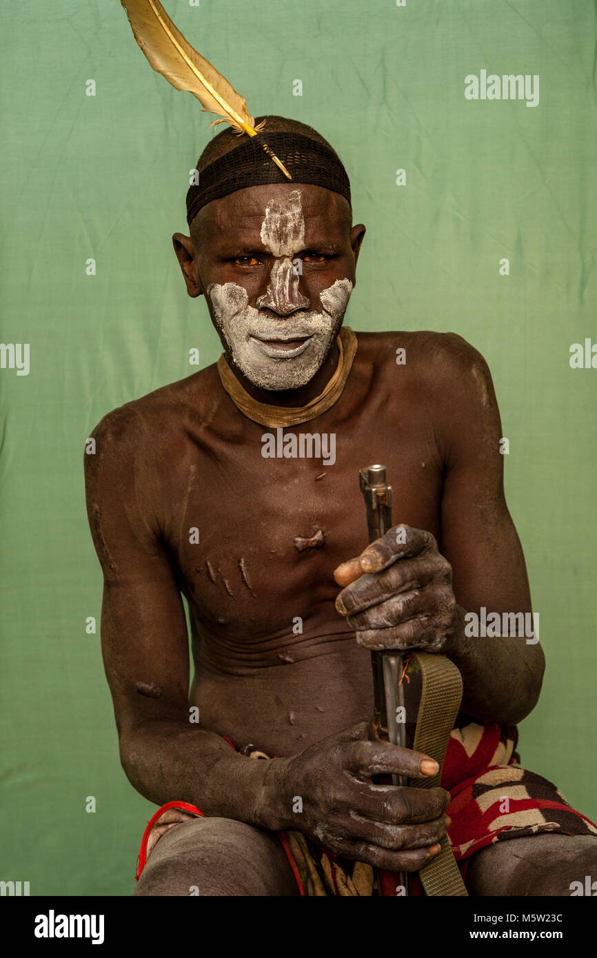 Man mursi tribe scarification omo hi-res stock photography and images ...