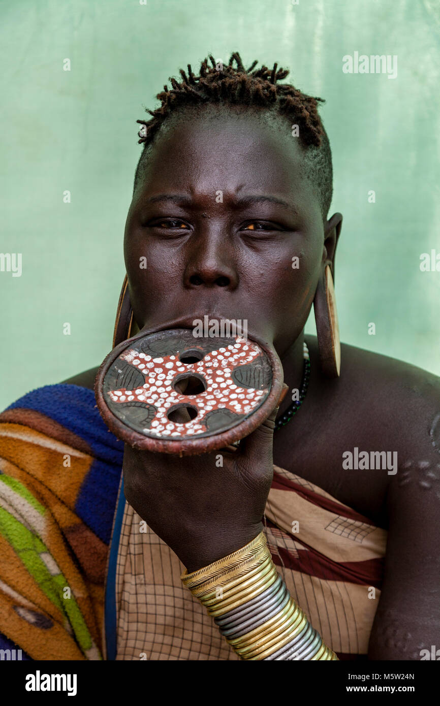 Portrait mursi woman lip plate hi-res stock photography and images - Alamy