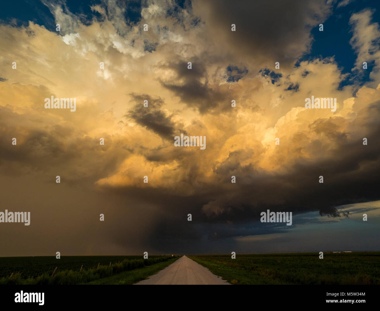 Supercell thunderstorm at sunset hi-res stock photography and images ...