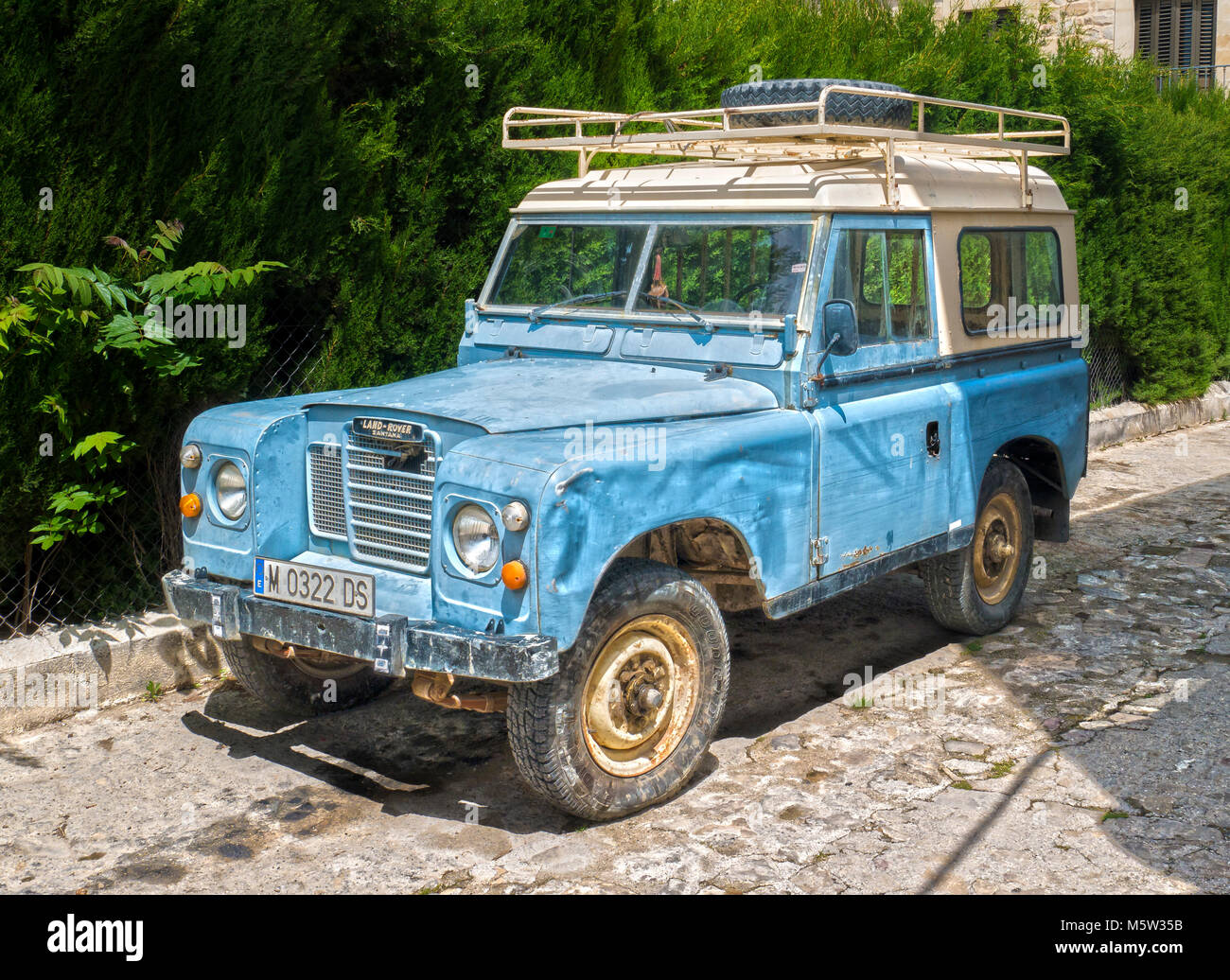 Land rover antiguo hi-res stock photography and images - Alamy