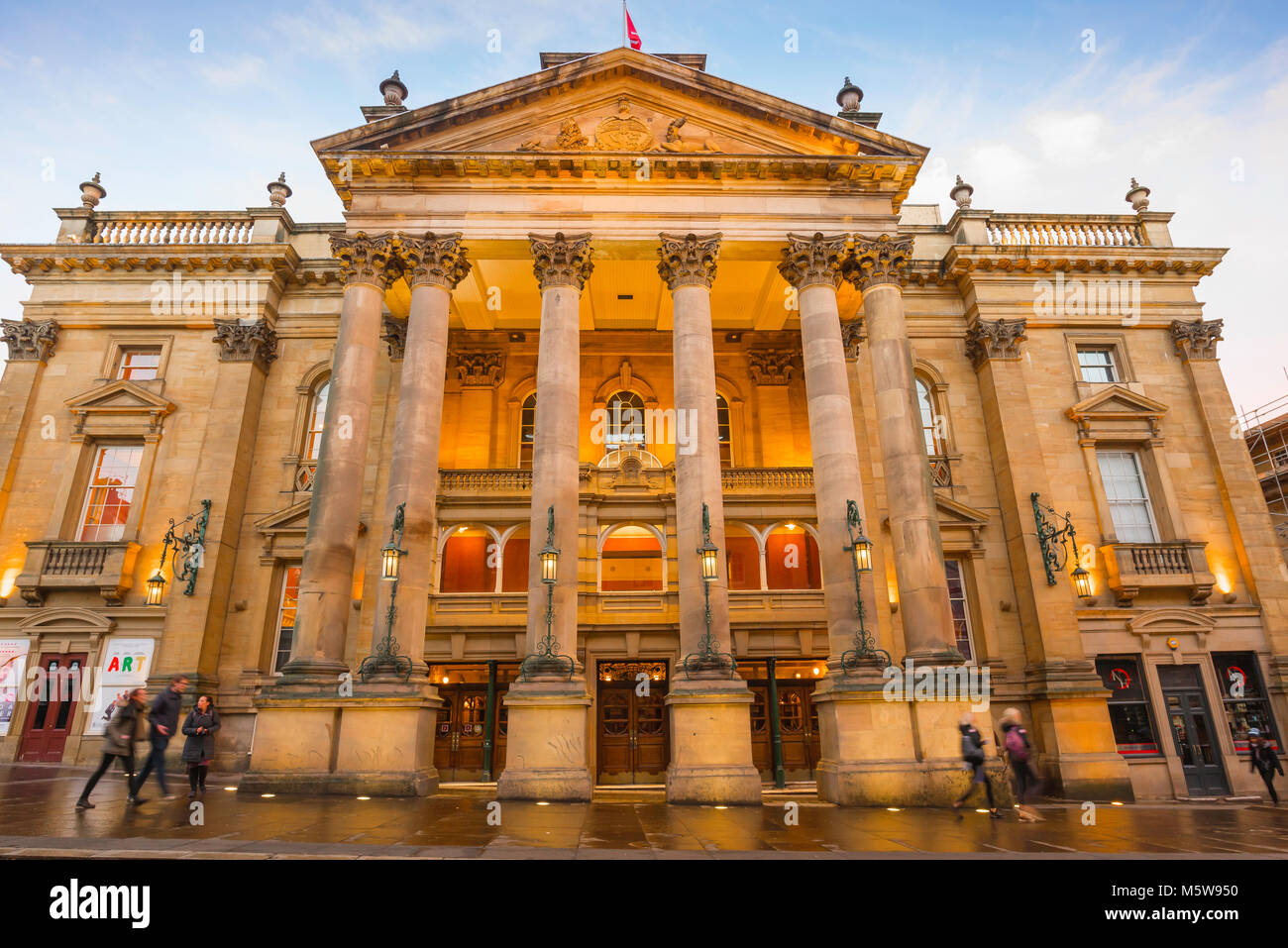 Neoclassical architecture entrance columns hi-res stock photography and ...