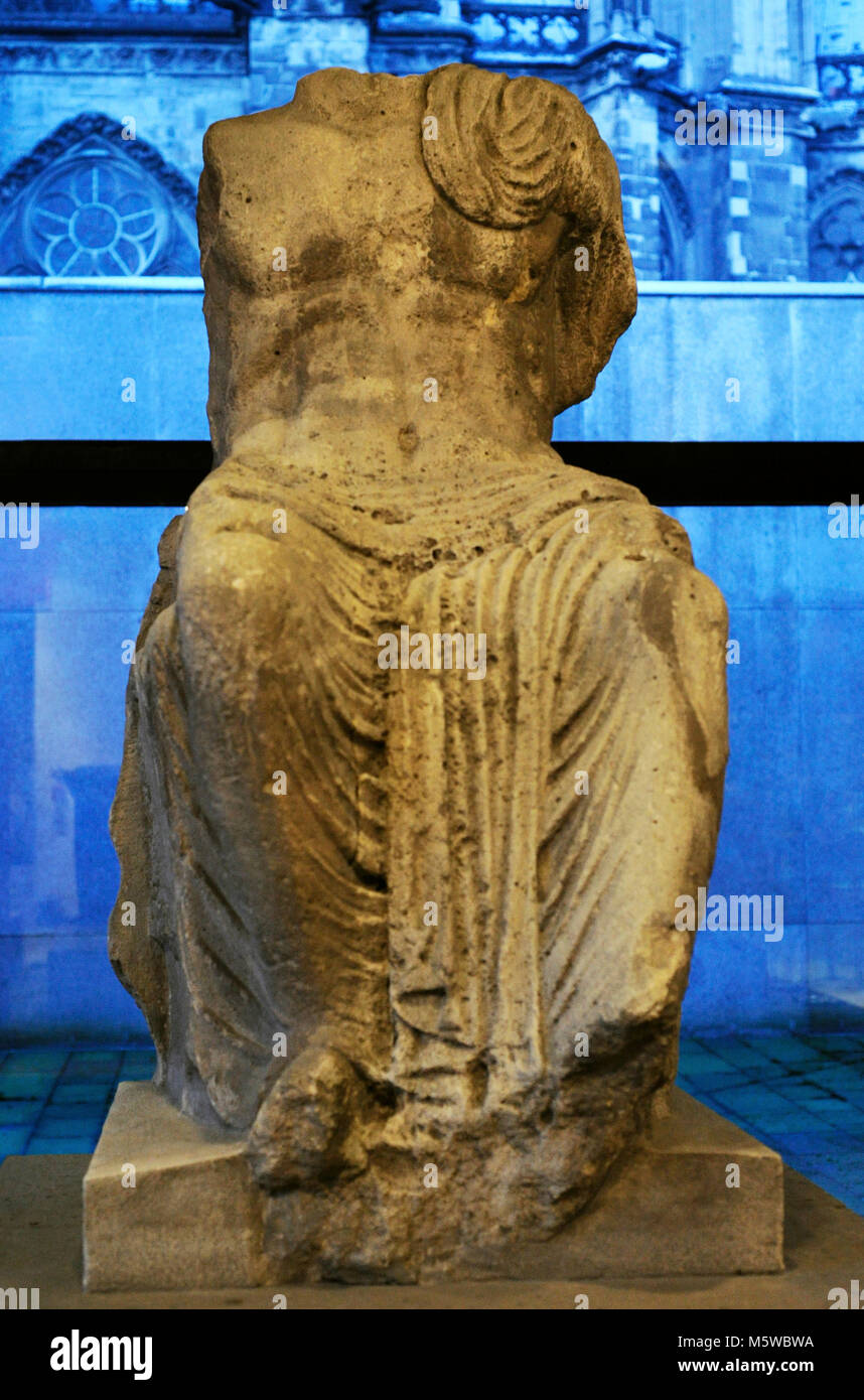 Statue seated throne hi-res stock photography and images - Alamy