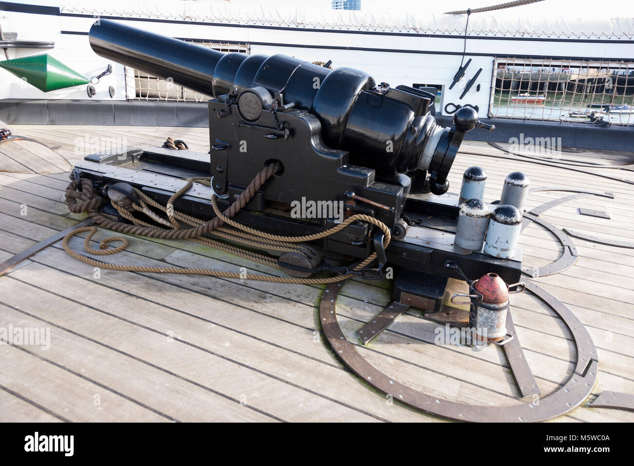Breech loading gun hi-res stock photography and images - Alamy