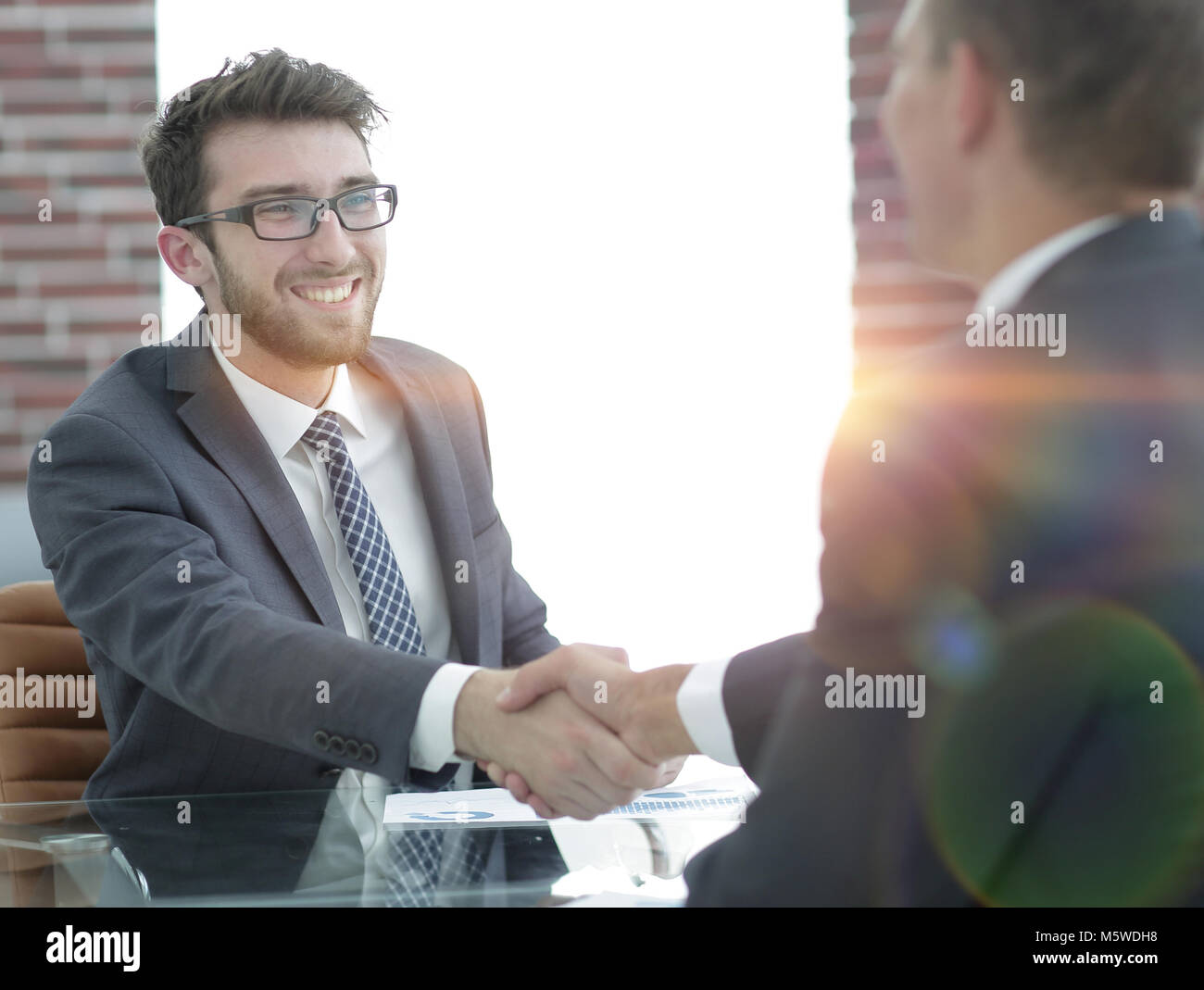 welcome and handshake business partners Stock Photo - Alamy