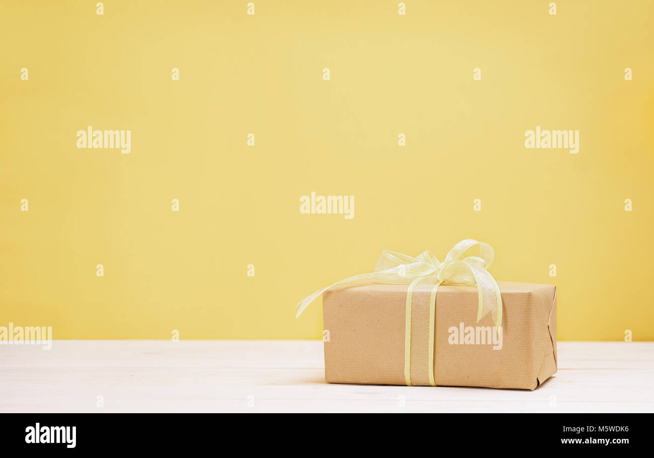 Craft gift box ribbon hi-res stock photography and images - Alamy