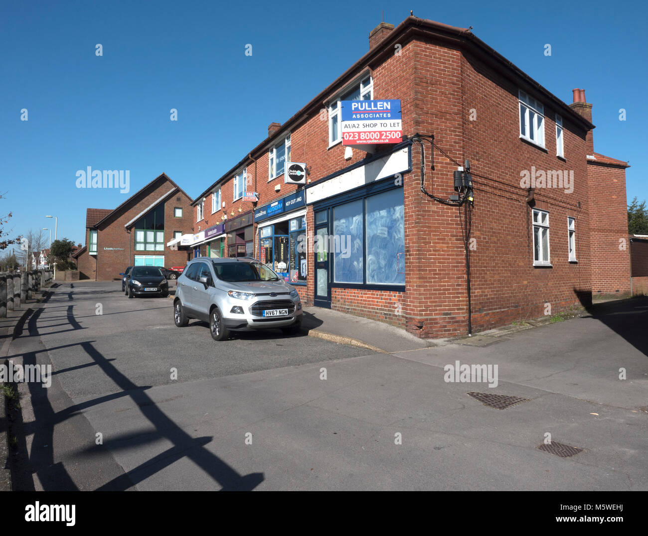 Empty retail shops hi-res stock photography and images - Alamy