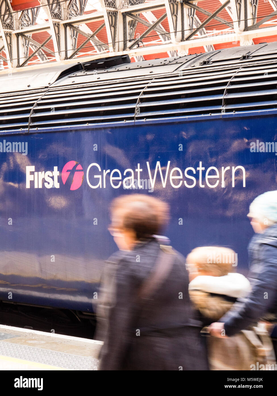 First Great Western Train Paddington Stock Photos & First Great Western ...