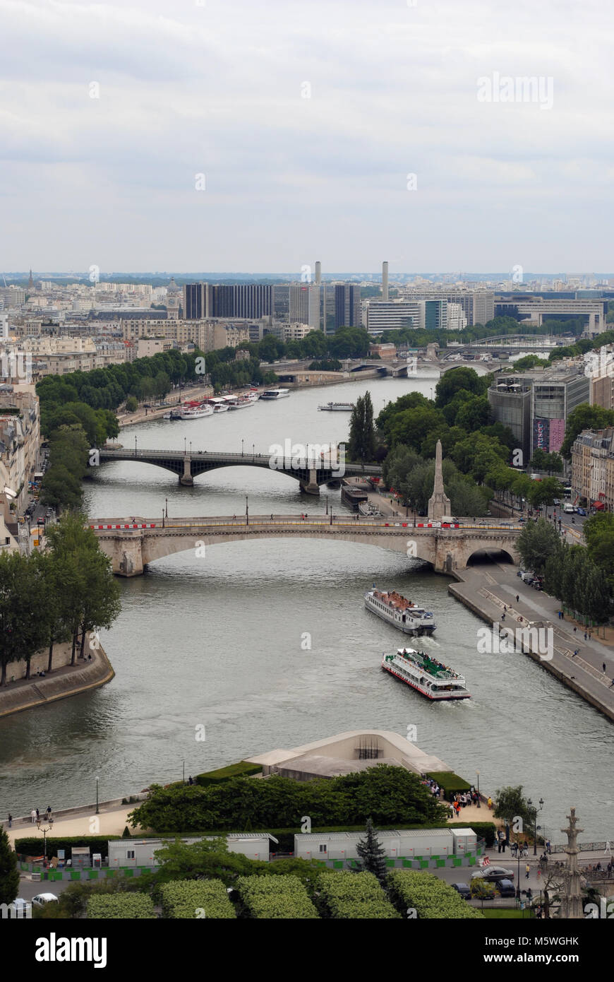 France paris the seine river and its bridges hi-res stock photography ...