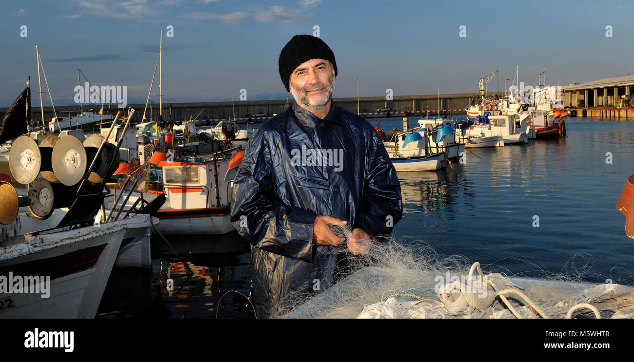 fisherman working in the fishing port Stock Photo - Alamy
