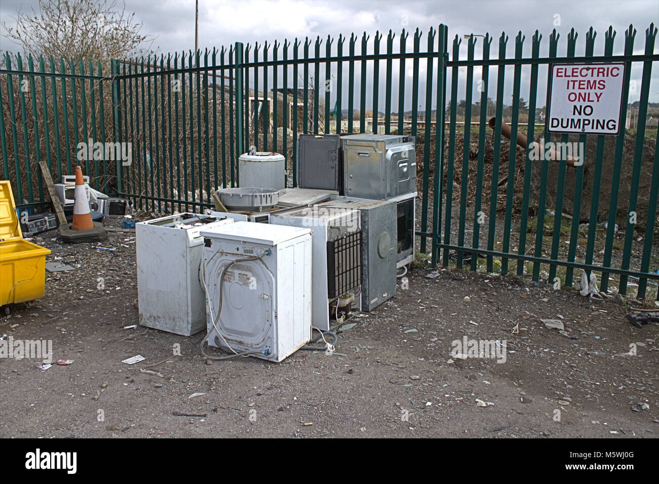 Dumped refrigerator hi-res stock photography and images - Alamy